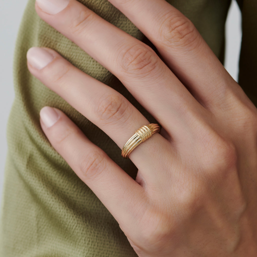 14k Ribbed Dome Graduating Gold Ring – Ferkos Fine Jewelry